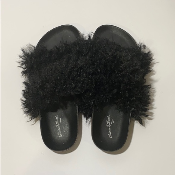 Universal Thread | Shoes | Universal Threads Fuzzy Slides | Poshmark